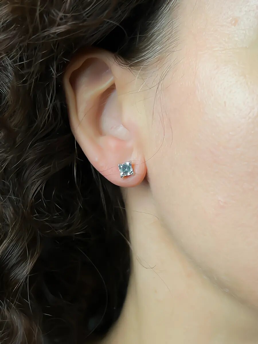 Серьги пусеты, белое золото, 375 проба, родирование, фенакит