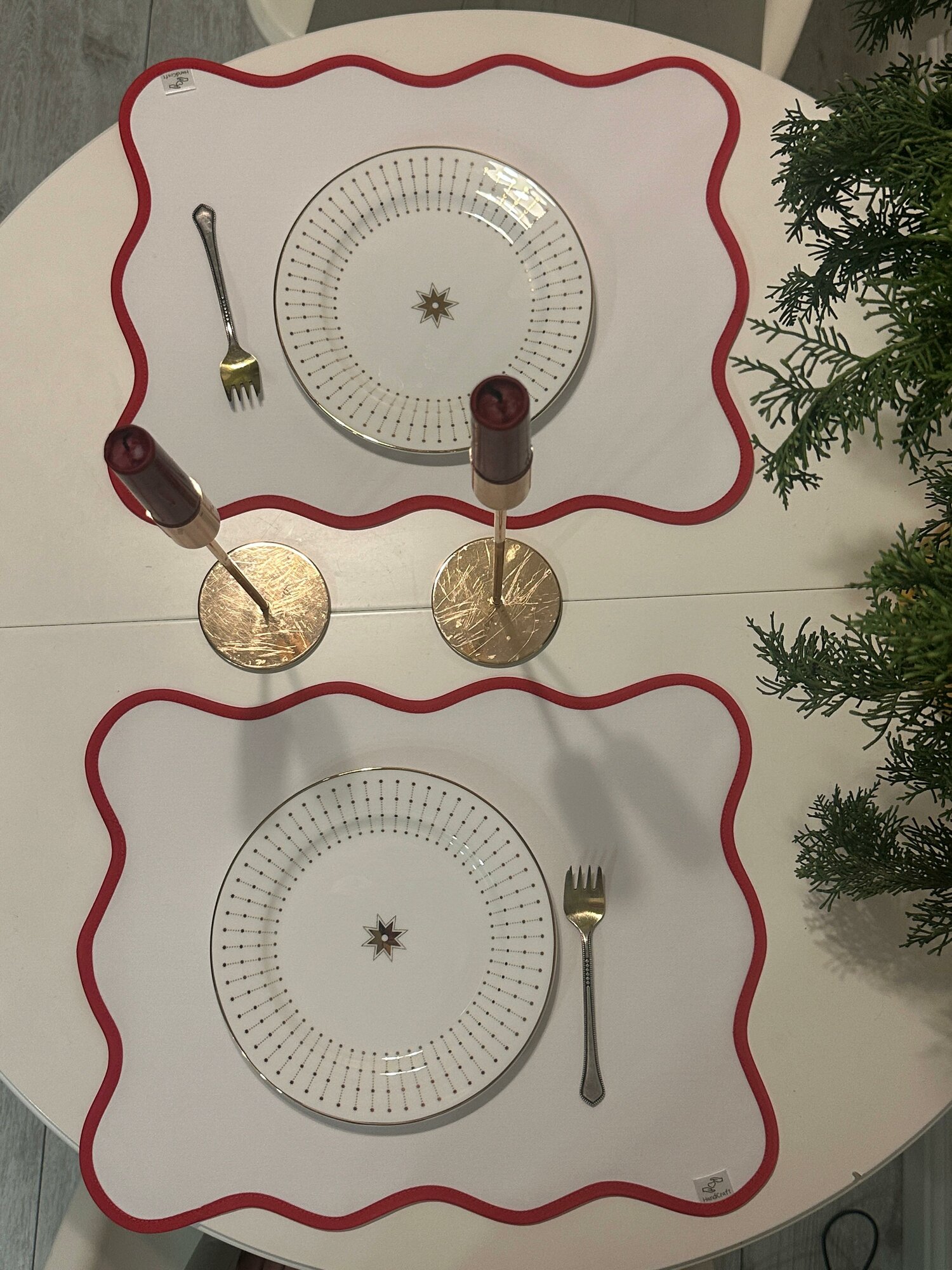 Водоотталкивающие салфетки на стол, сервировочные, плейсматы, фигурные, с красным кантом 2 шт. 30*40 см.