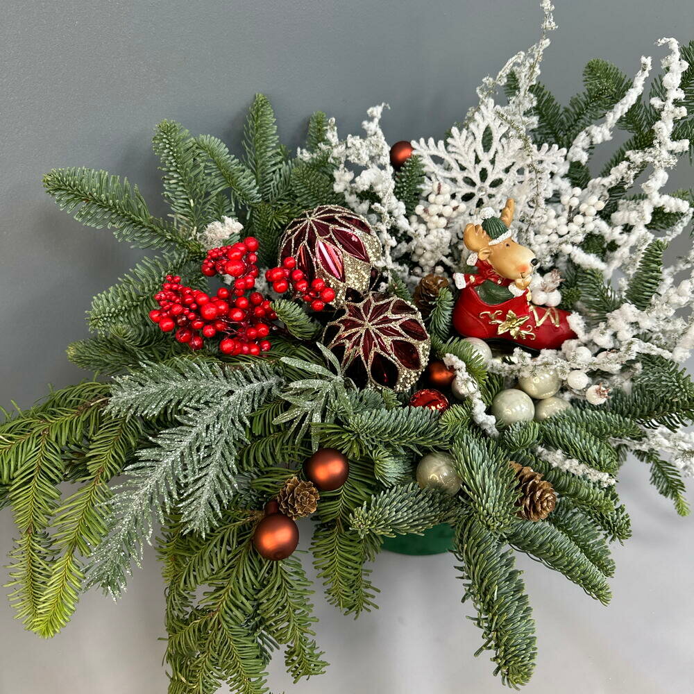 Новогодняя композиция "Нобилис" от Цветочный №1, в бархатной упаковке с декором