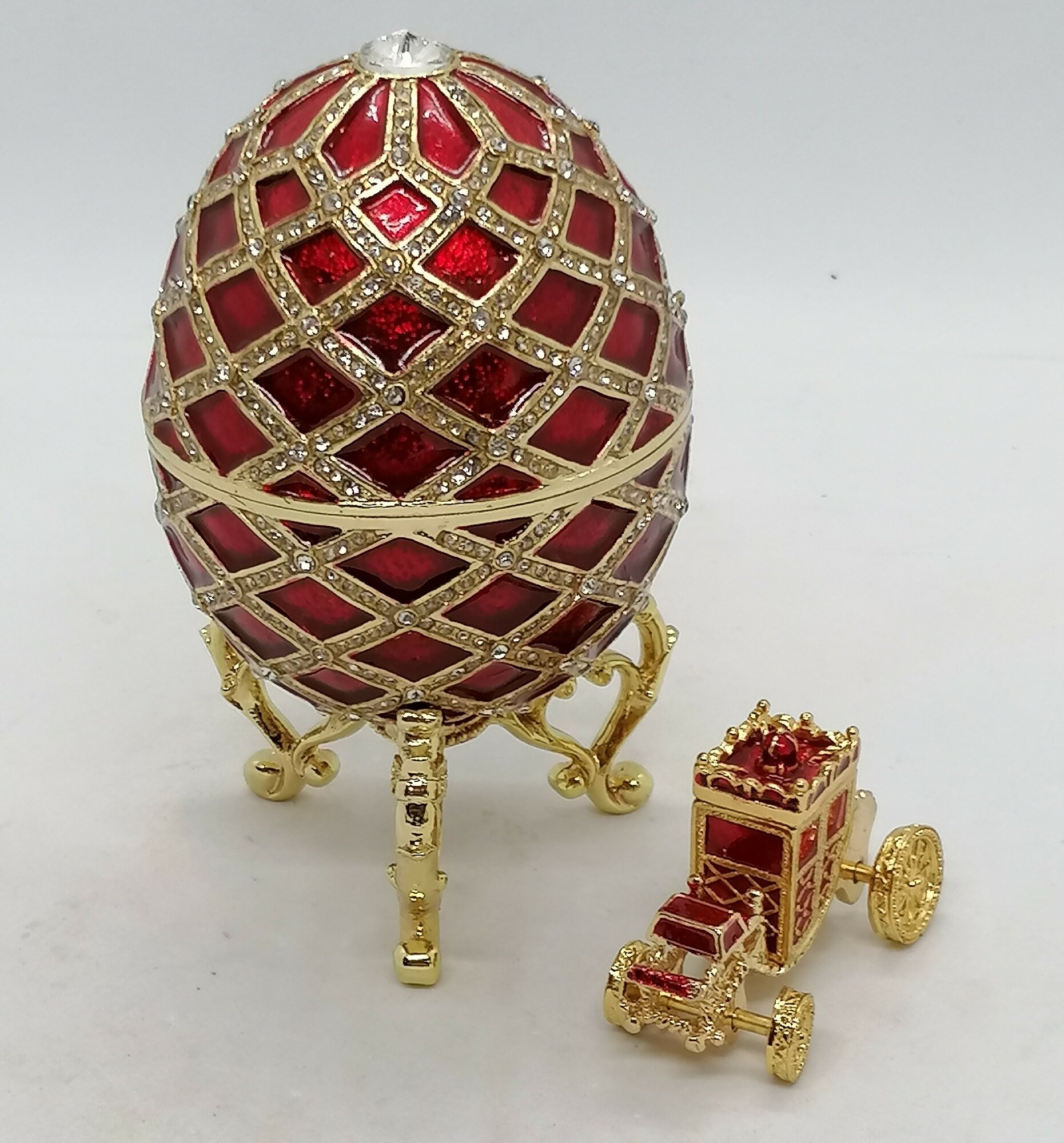 Яйцо Фаберже коронационное, сетка с каретой, со стразами ,11 см, арт 3429, красное