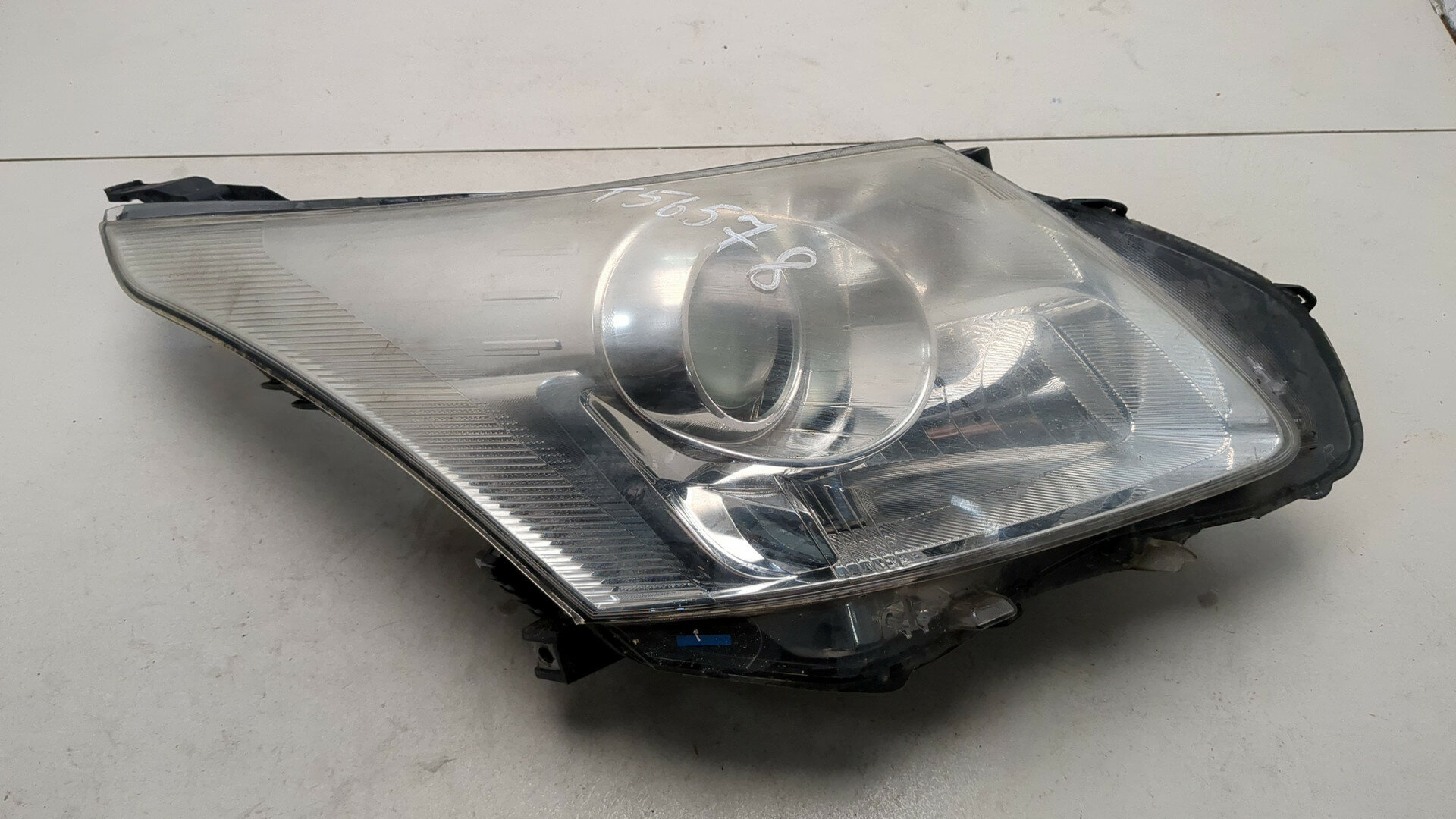 Фара (передняя) правая Toyota Avensis 3 Б/У