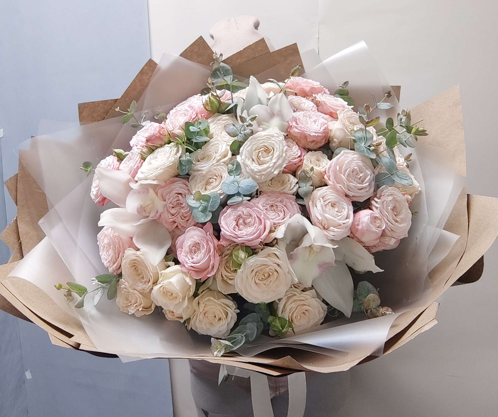 Букет из кустовой пионовидной розы, эвкалипта, орхидеи " Букет дня"