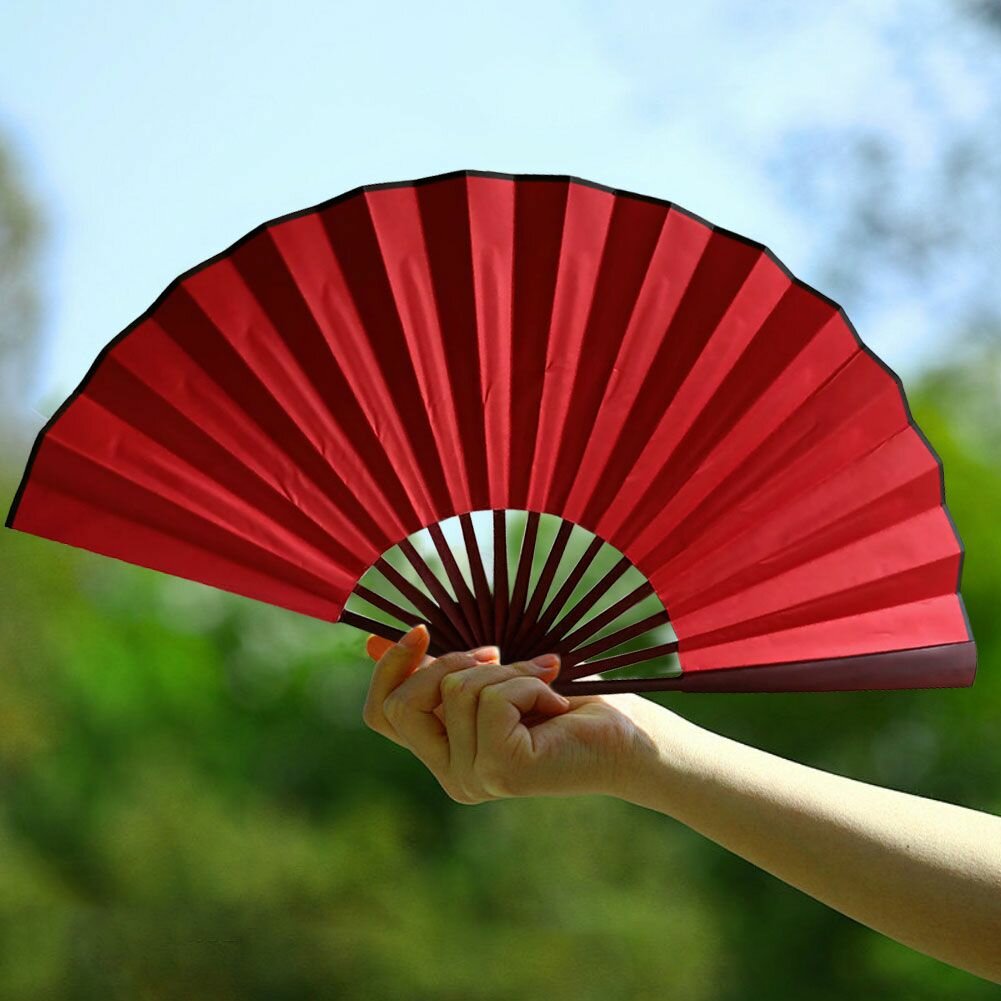 Складывающийся веер из шелковой ткани является украшением дома