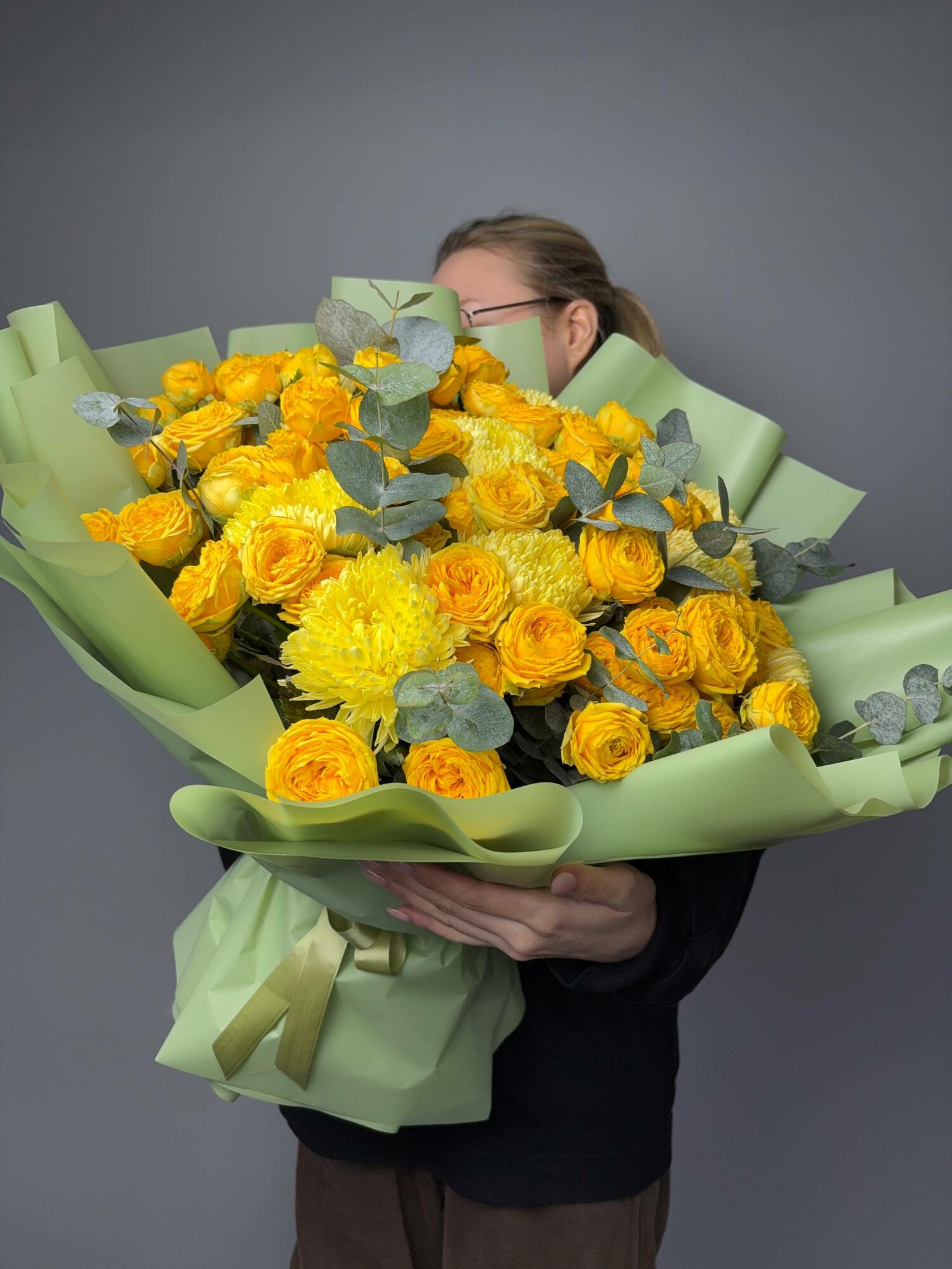 FRESH FLORA Солнечный Микс: букет из 10 хризантем и 10 кустовых роз – купить свежие цветы с доставкой в Москве