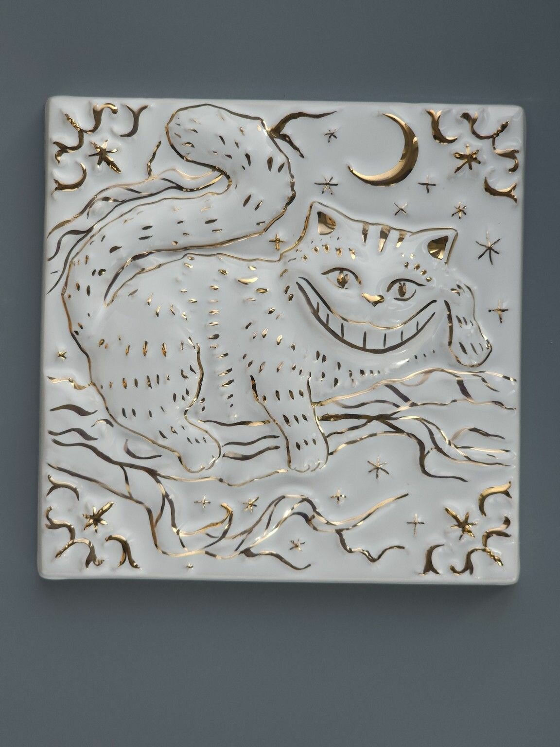 Кот (белый). Панно, изразец, настенный декор, плакетка, украшение настенное интерьерное. Ярославская майолика. Керамика ручной работы. Сделано в России.