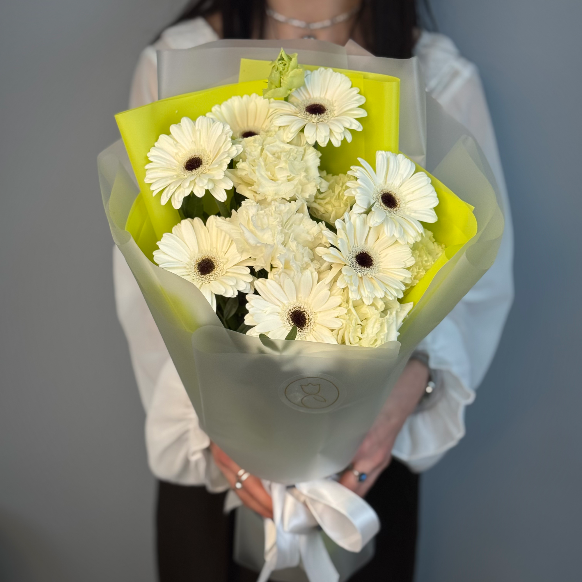 Букет Мгновение лета в стильной упаковке. «365 Поводов» - живые цветы с доставкой