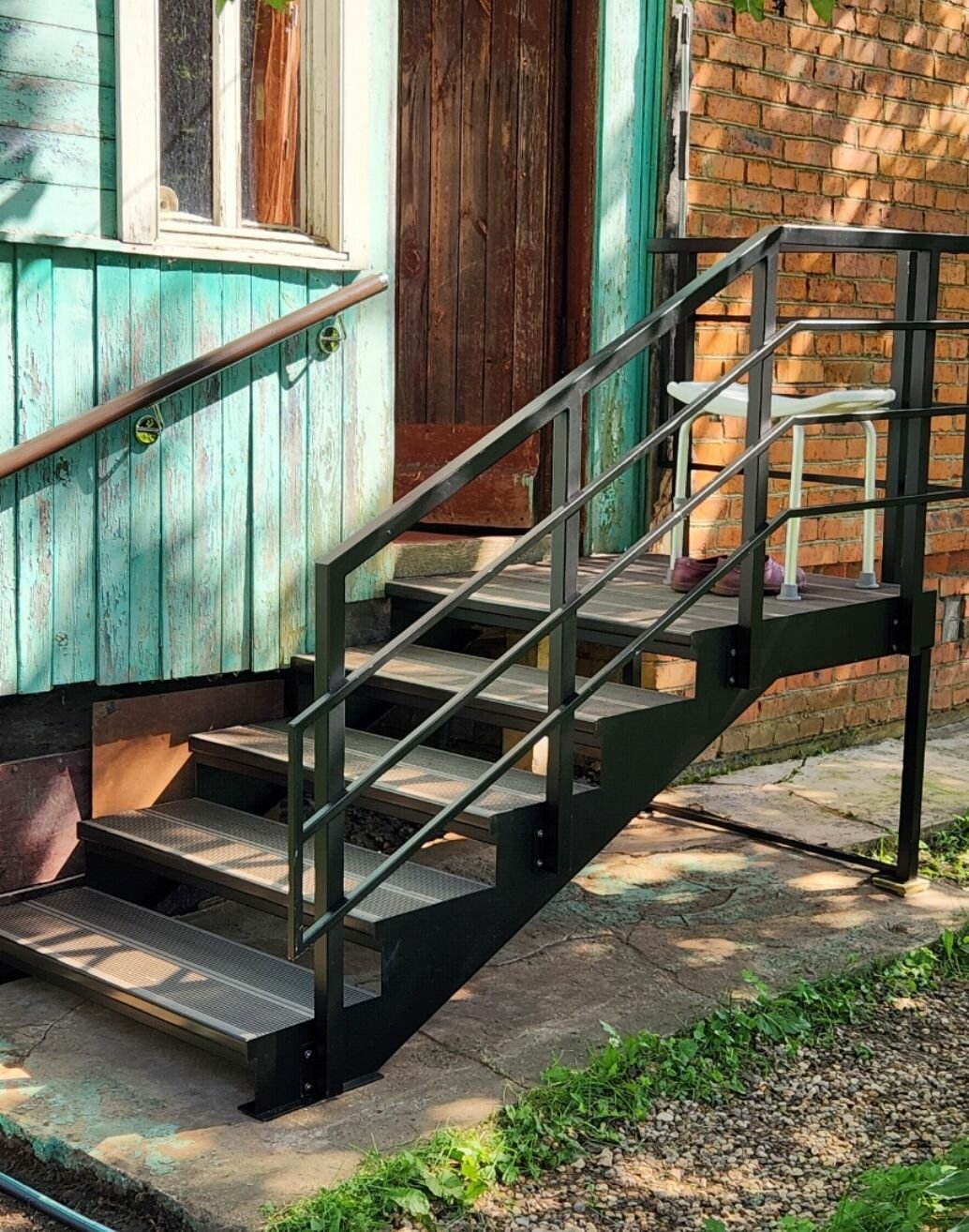 Лестница-крыльцо 5 ступеней с площадкой, с ДПК, перила справа и торца площадки. Ширина 1м, высота 90 см.