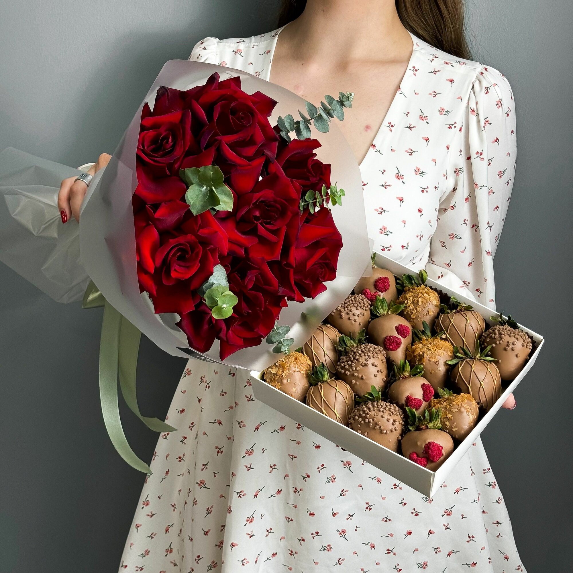 Букет из французских роз и набор клубники в шоколаде 16-20 шт Red velvet