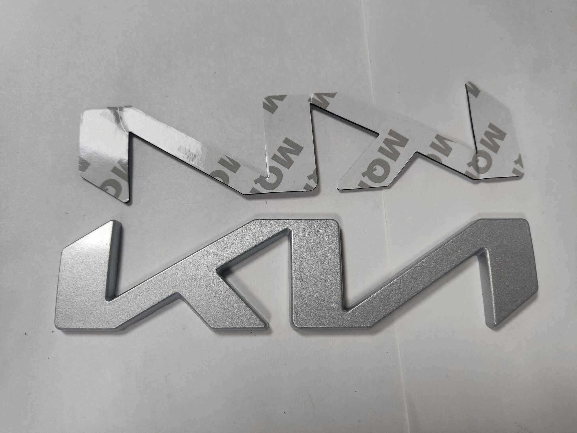 Эмблема KIA, серебристая, глянцевая, металл, 15 см, самоклеящаяся, 1 шт