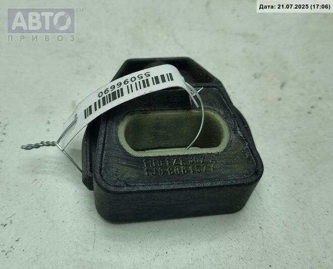 Кронштейн радиатора Volkswagen Golf-4