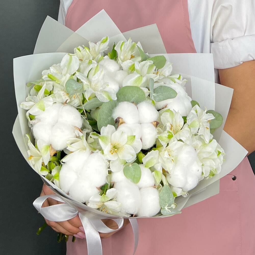 Букет живых цветов. Белая Альстромерия, Хлопок и ветки Эвкалипта