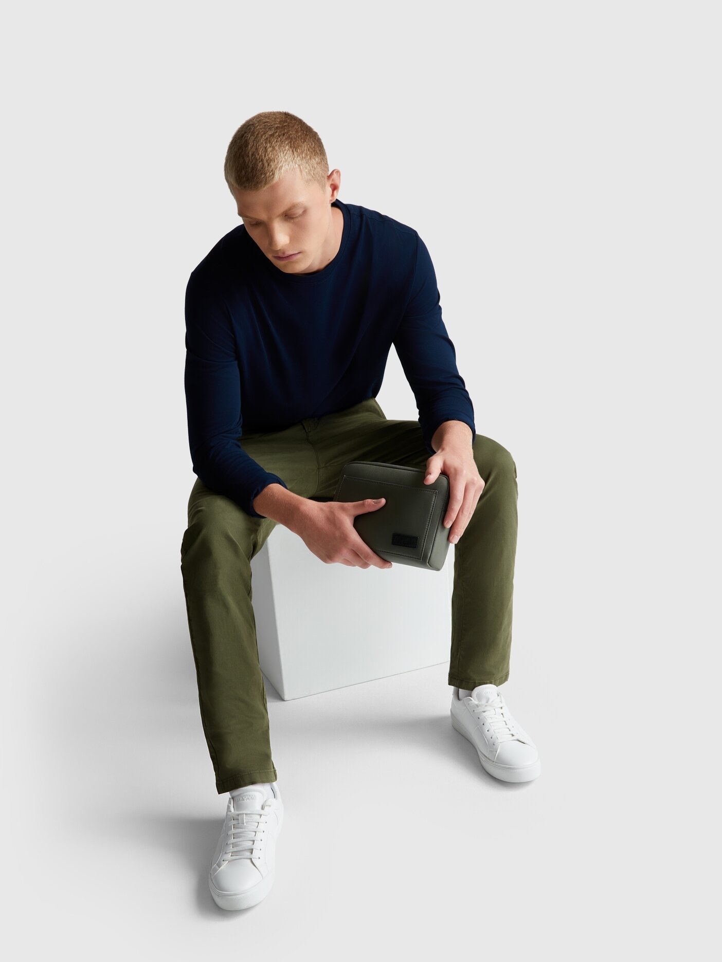 Брюки чинос