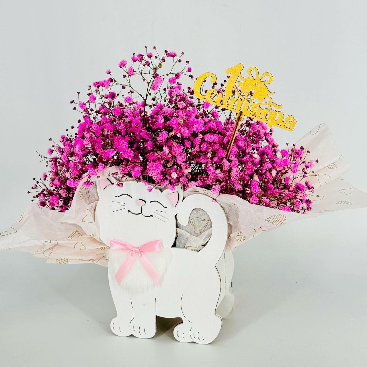 Букет из гипсофилы в фигурном кашпо котик на 1 сентября День знаний. Детский букет на линейку