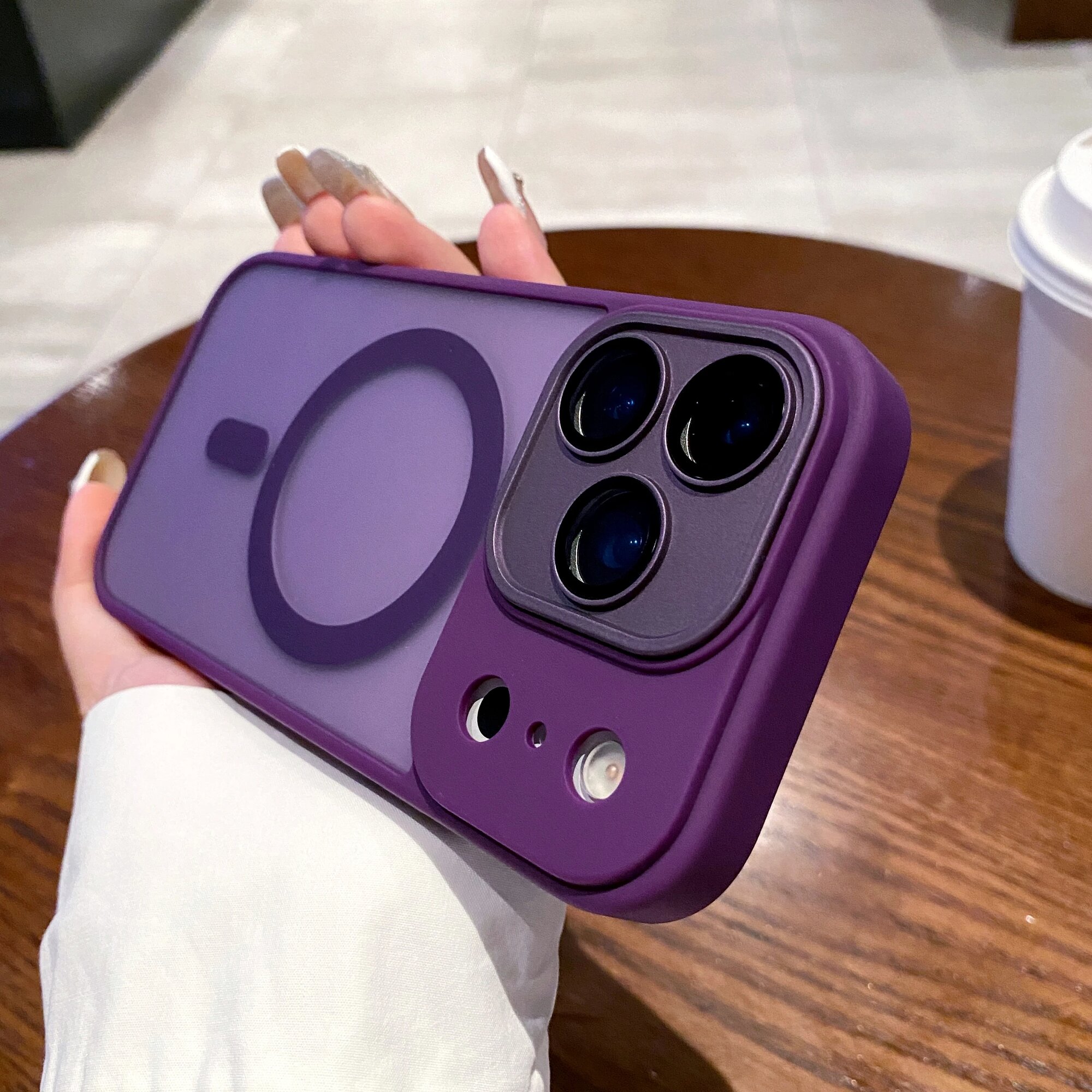 Фиолетовый чехол для iPhone 17 Pro Max с магнитом