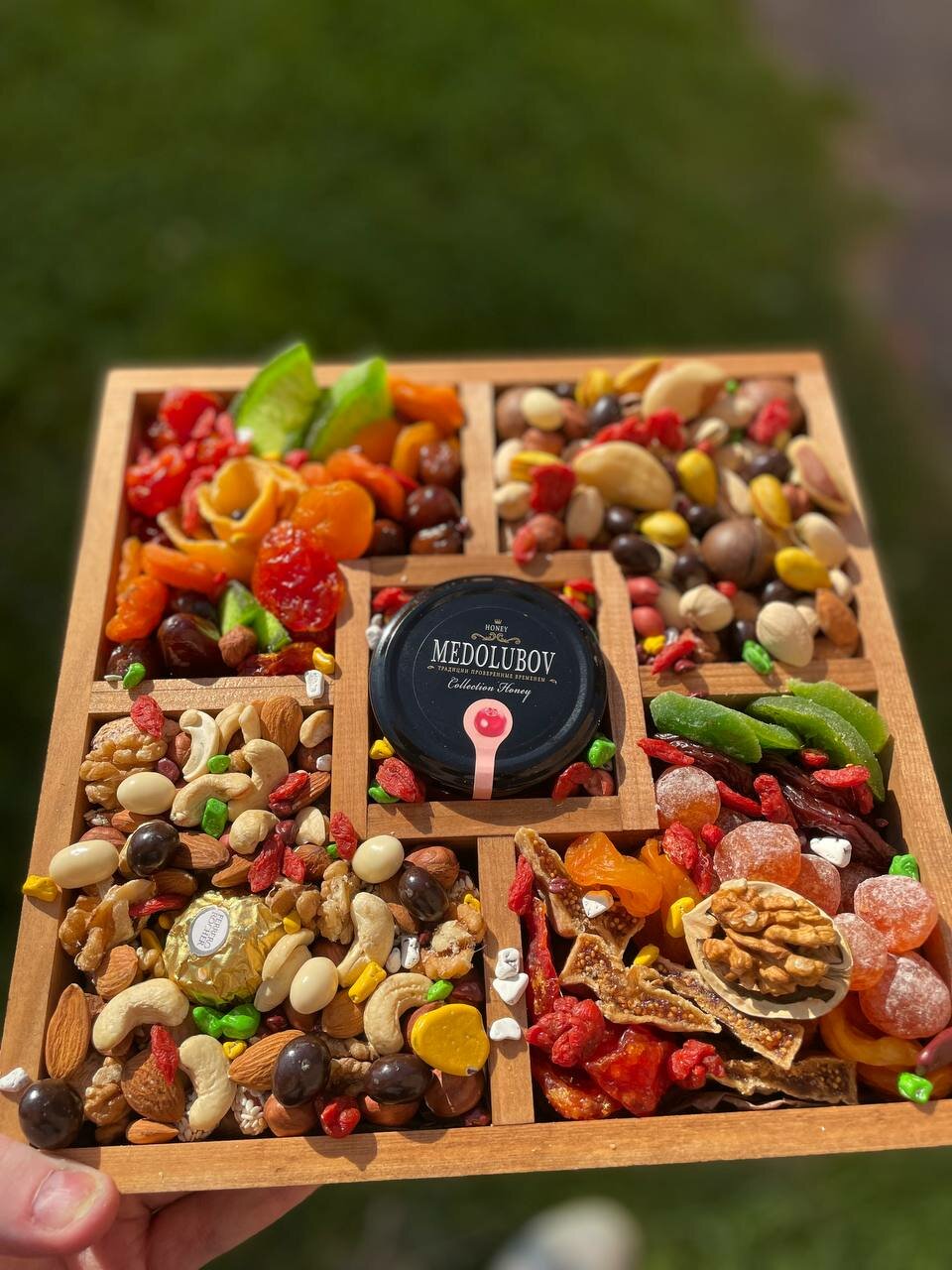 Подарочный набор сухофрукты орехи мед / Деревянный бокс с сухофруктами
