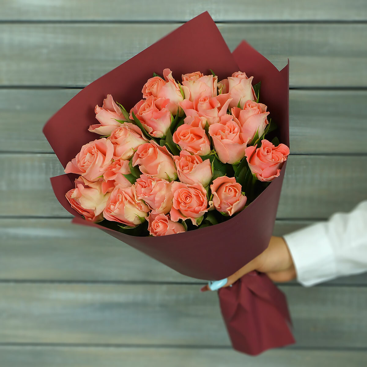 Монобукет Букет Маркет, 21 роза коралловая, оформление оберточной бумагой, высота 40см