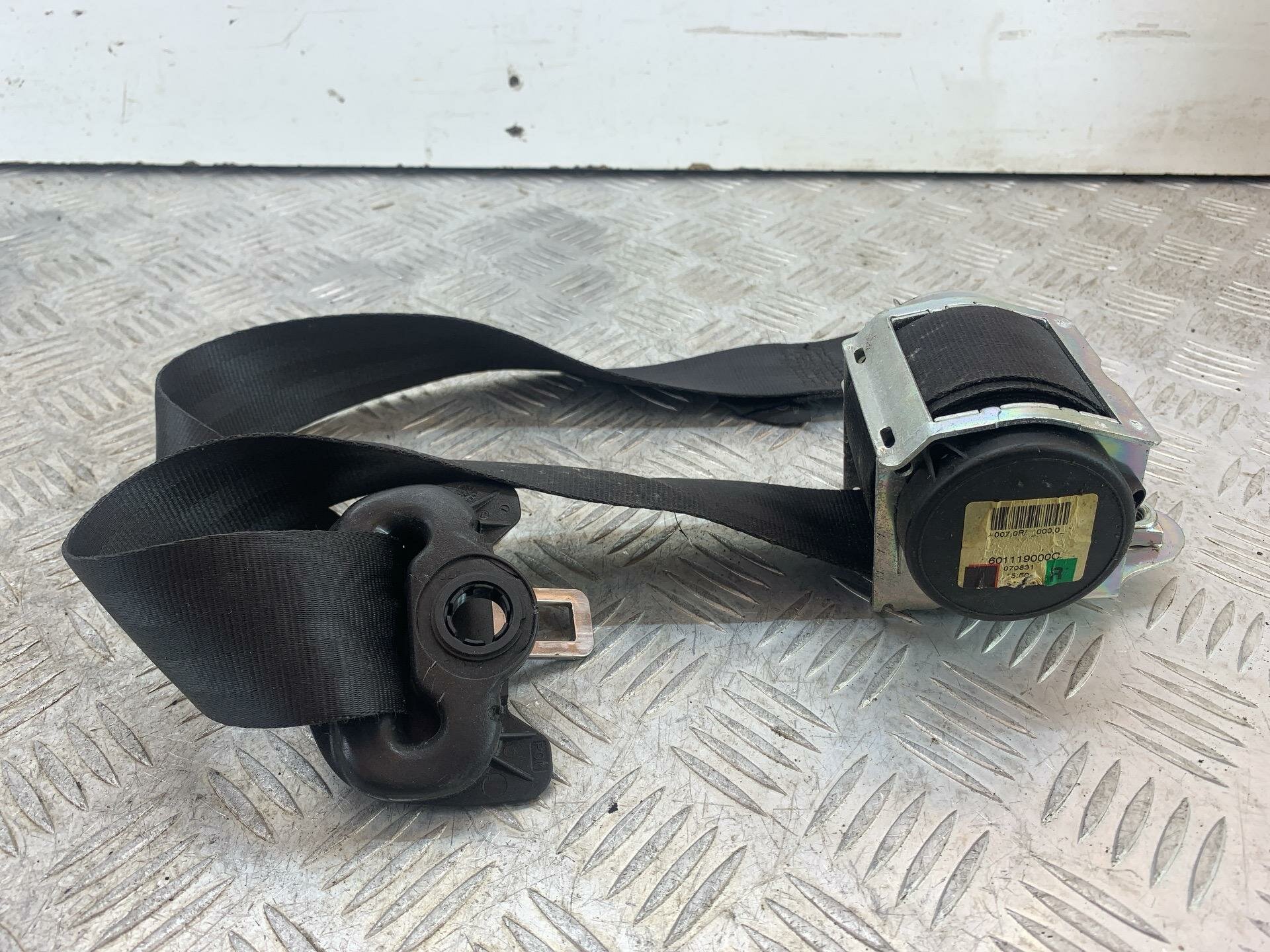 Ремень безопасности передний правый Land Rover Discovery 3 L319 2007 601119000C