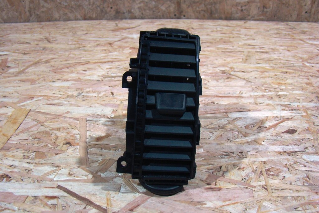 Note E11 Дефлектор воздушный центральный правый 687509U00A