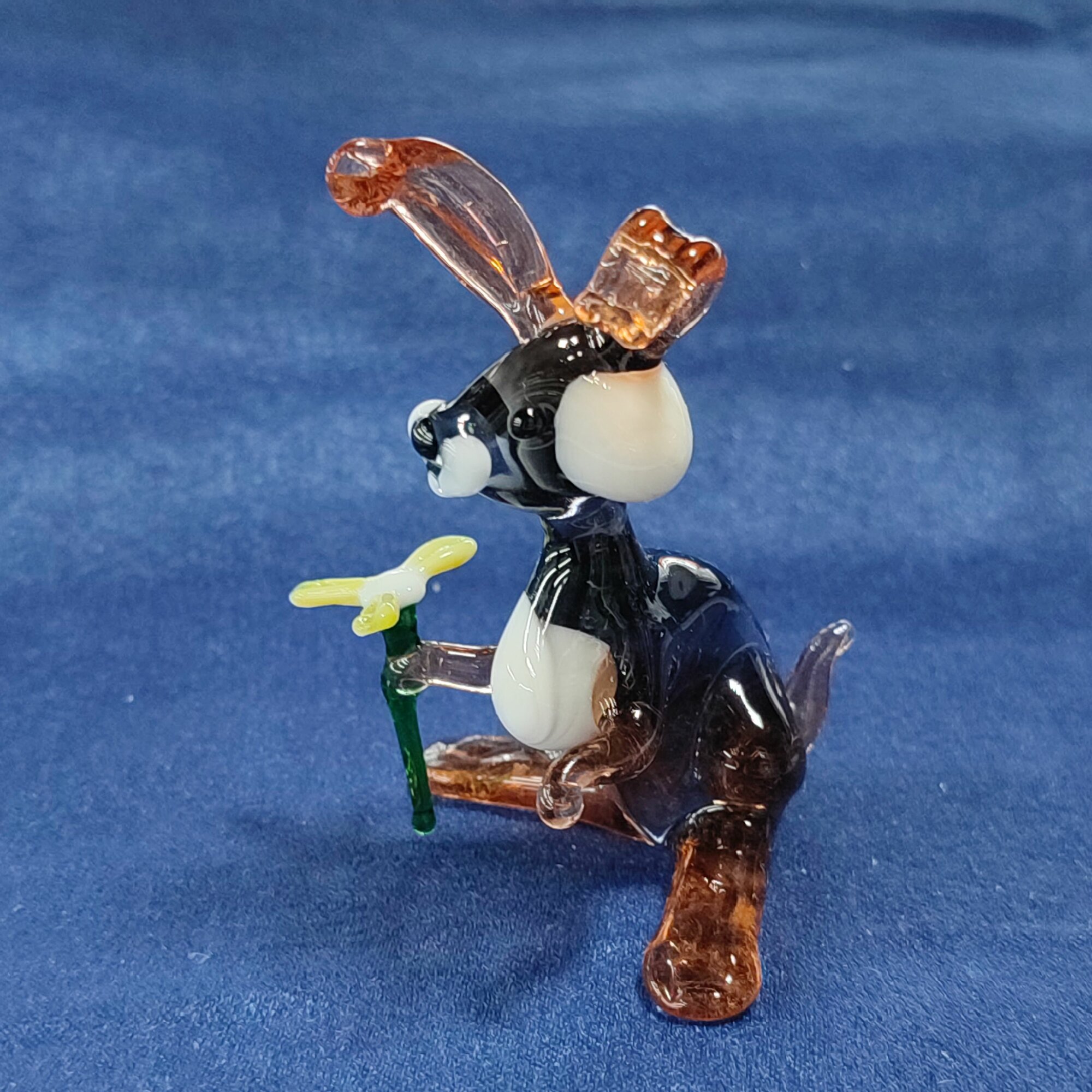 Заяц с цветочком