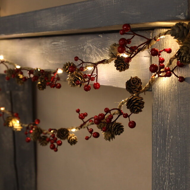 Декоративная гирлянда Шишки и Красные Ягоды 5 м, 55 теплых белых микро LED ламп, IP20, Kaemingk, 486498-1