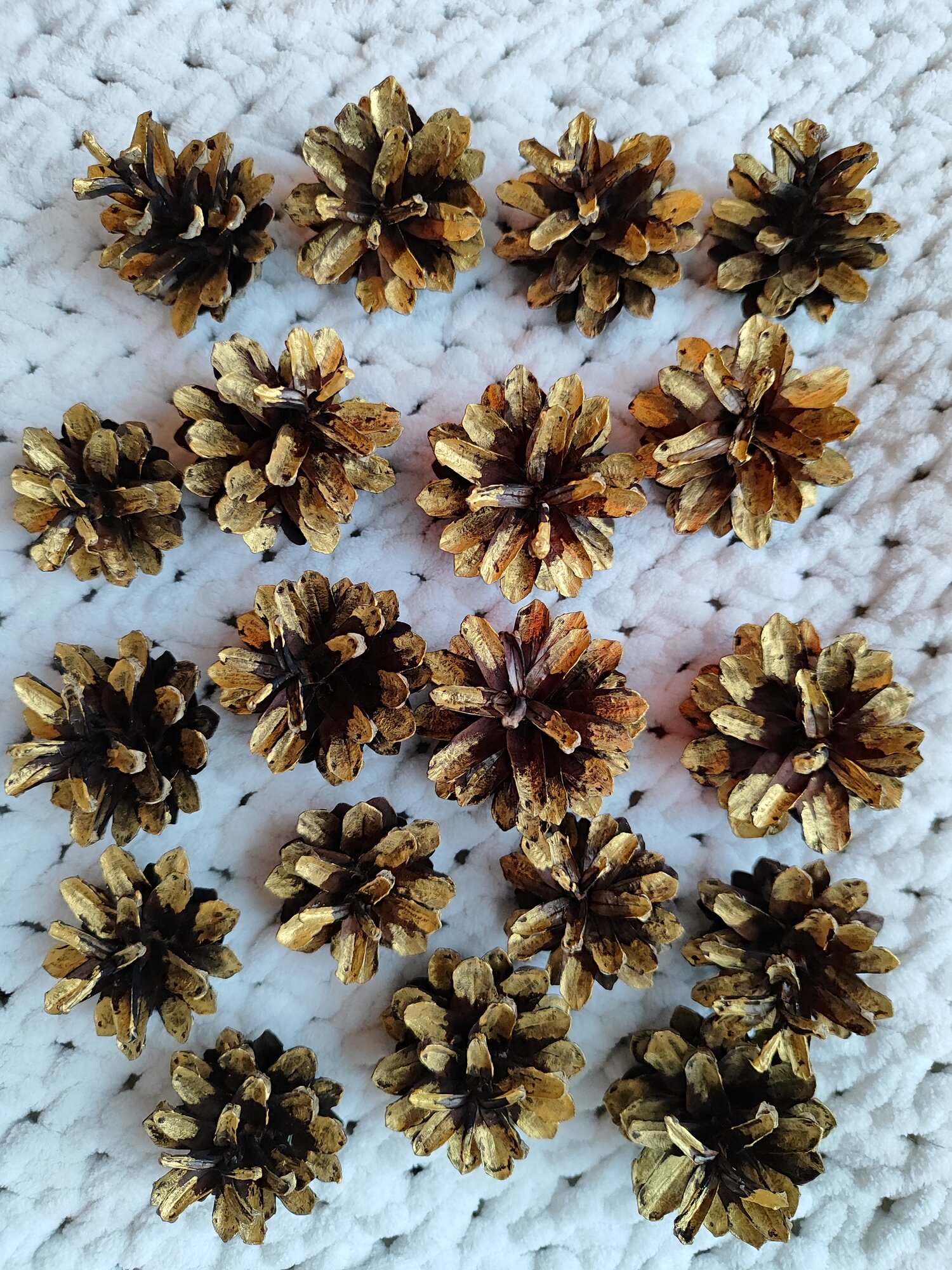 Золоченые шишки сосновые для творчества, подарков, поделок и декора, 30 шт. в наборе.