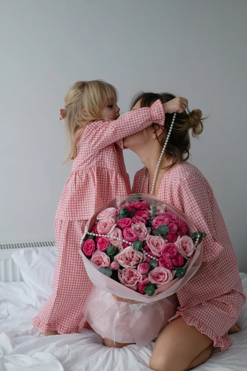 Букет из роз "Букет из сортовых роз и пионовидные розы на день матери в комплекте с гелиевым шариком"