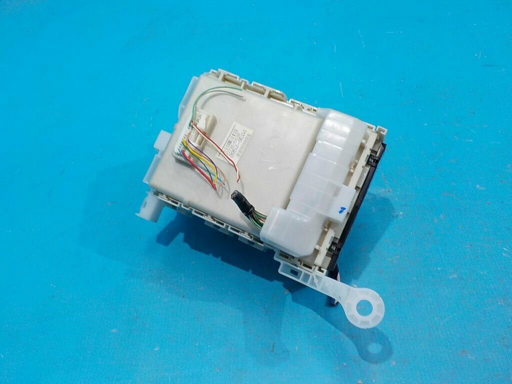 Блок предохранителей салона TOYOTA Auris (E15) 2006-2012 82730-02C90 - Б/У
