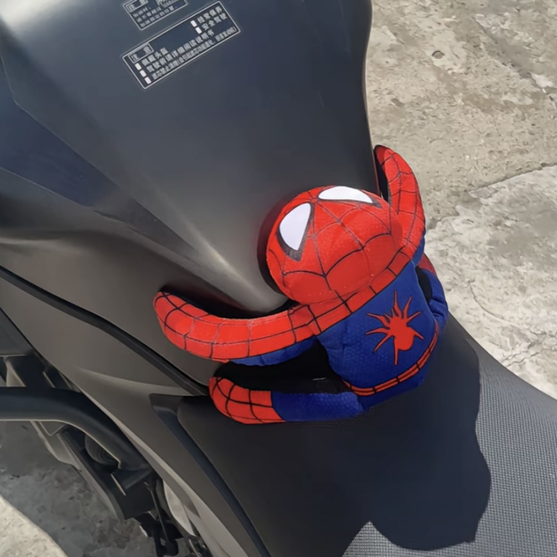 Оригинальная плюшевая игрушка-протектор для топливного бака мотоцикла с магнитным креплением, съемная, в виде куклы