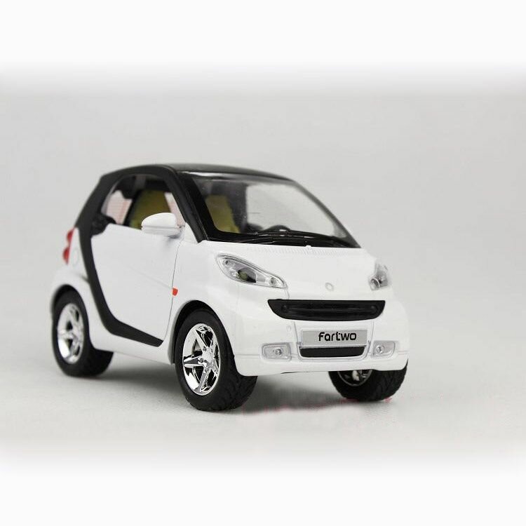 Машинка металлическая Benz Smart Fortwo (1:32), открываются двери и багажник, со световыми и звуковыми эффектами