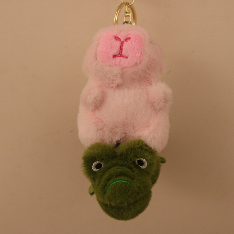 Плюшевая игрушка Capitoram с веревочкой для запуска, изображающая щенка, капибару и гуся. Также может использоваться как брелок для сумки.