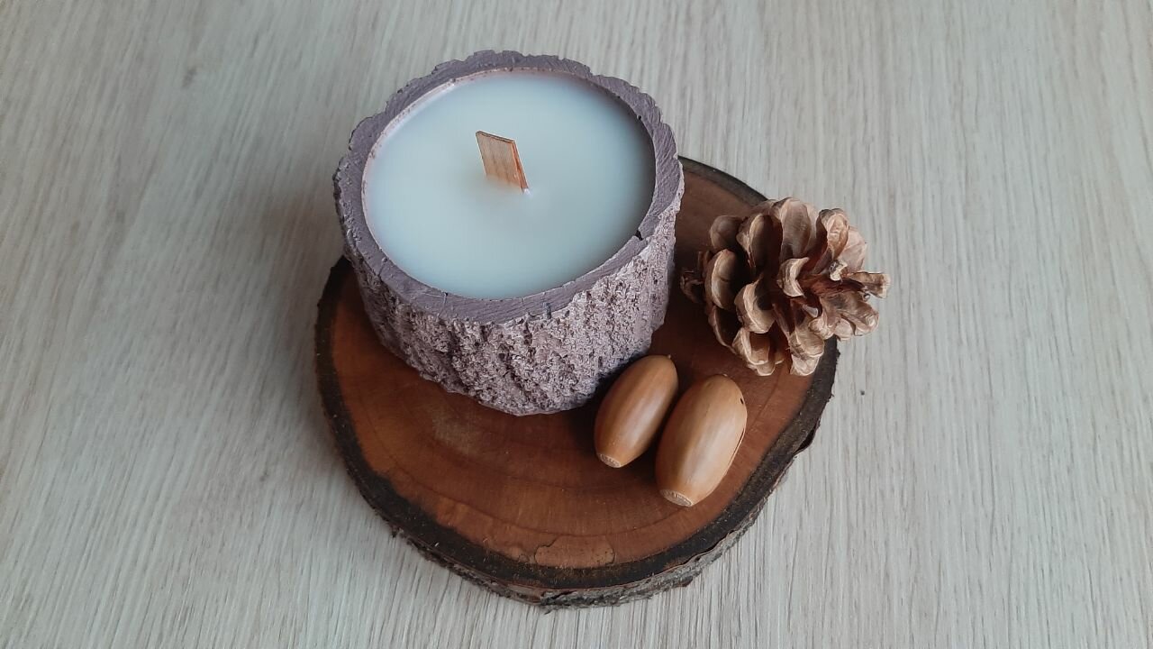 Ароматическая свеча ручной работы «Лесной пенек» с деревянным фитилем