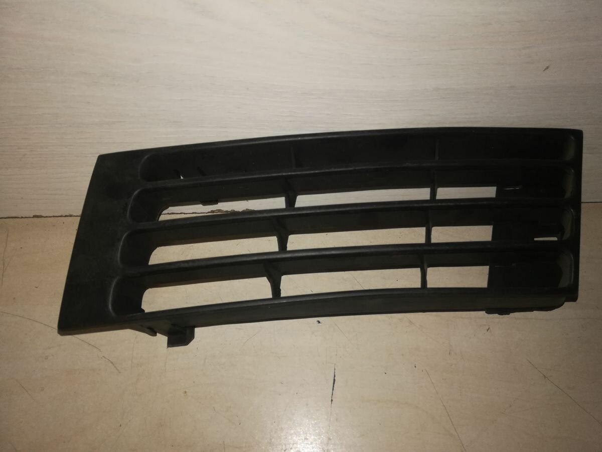 Решетка переднего бампера левая Audi A4 B5 AD99015GAR
