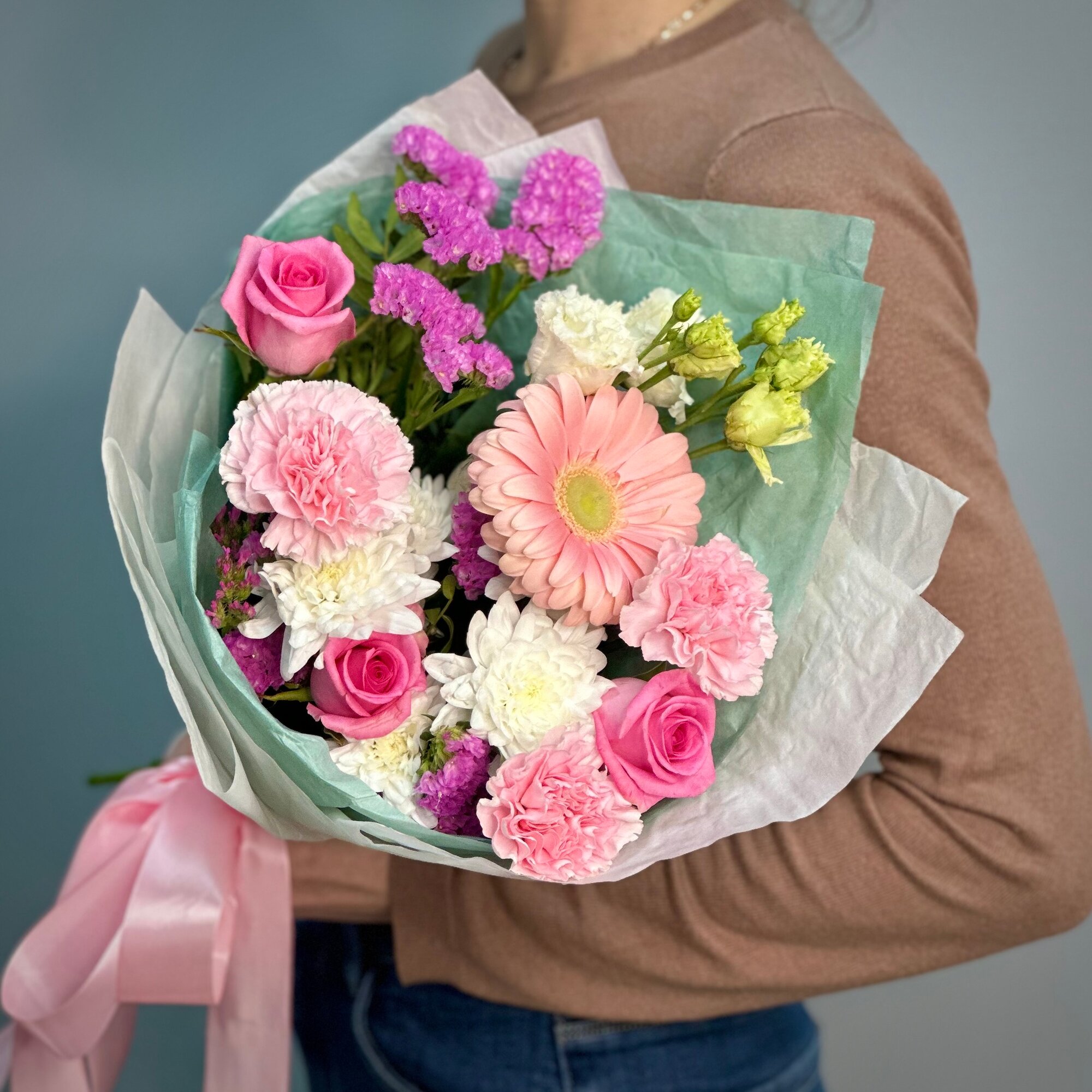 Букет Дейзи в стильной упаковке. «365 Поводов» - живые цветы с доставкой