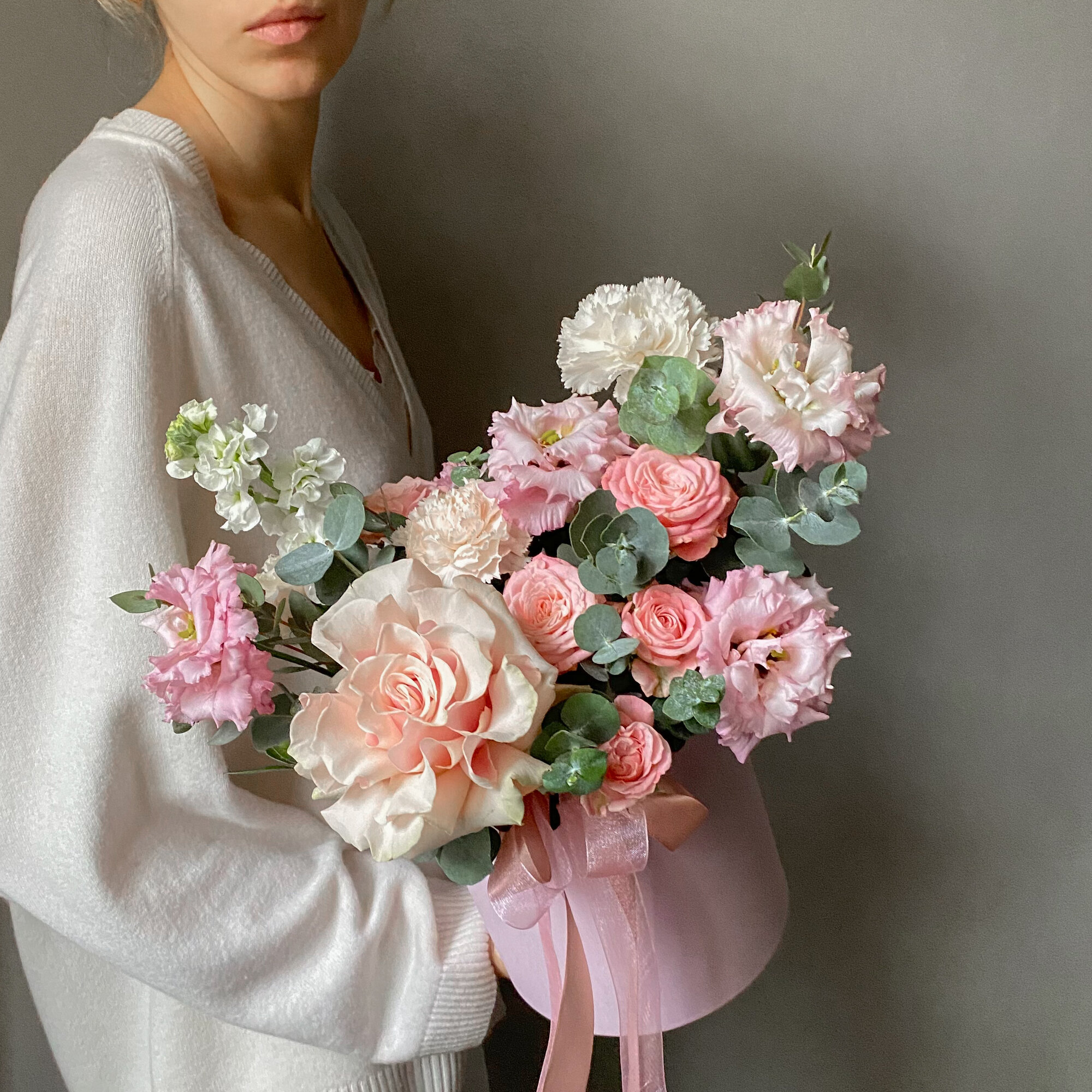 Композиция с розами, диантусами и маттиолой в розовой гамме оформленная в шляпной коробке