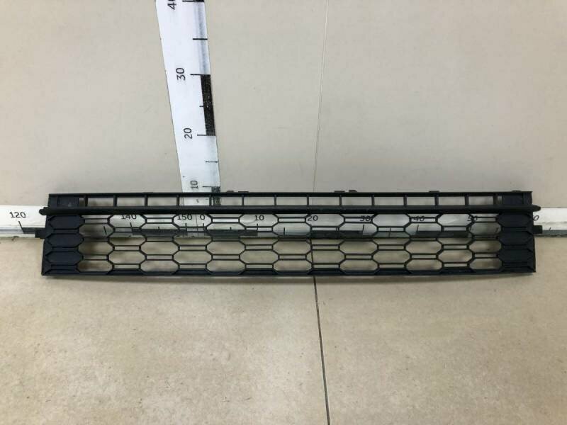 Решетка в бампер центральная Skoda Rapid 2012-2020 кат.номер: 5JA853677C 5JA853677C9B9