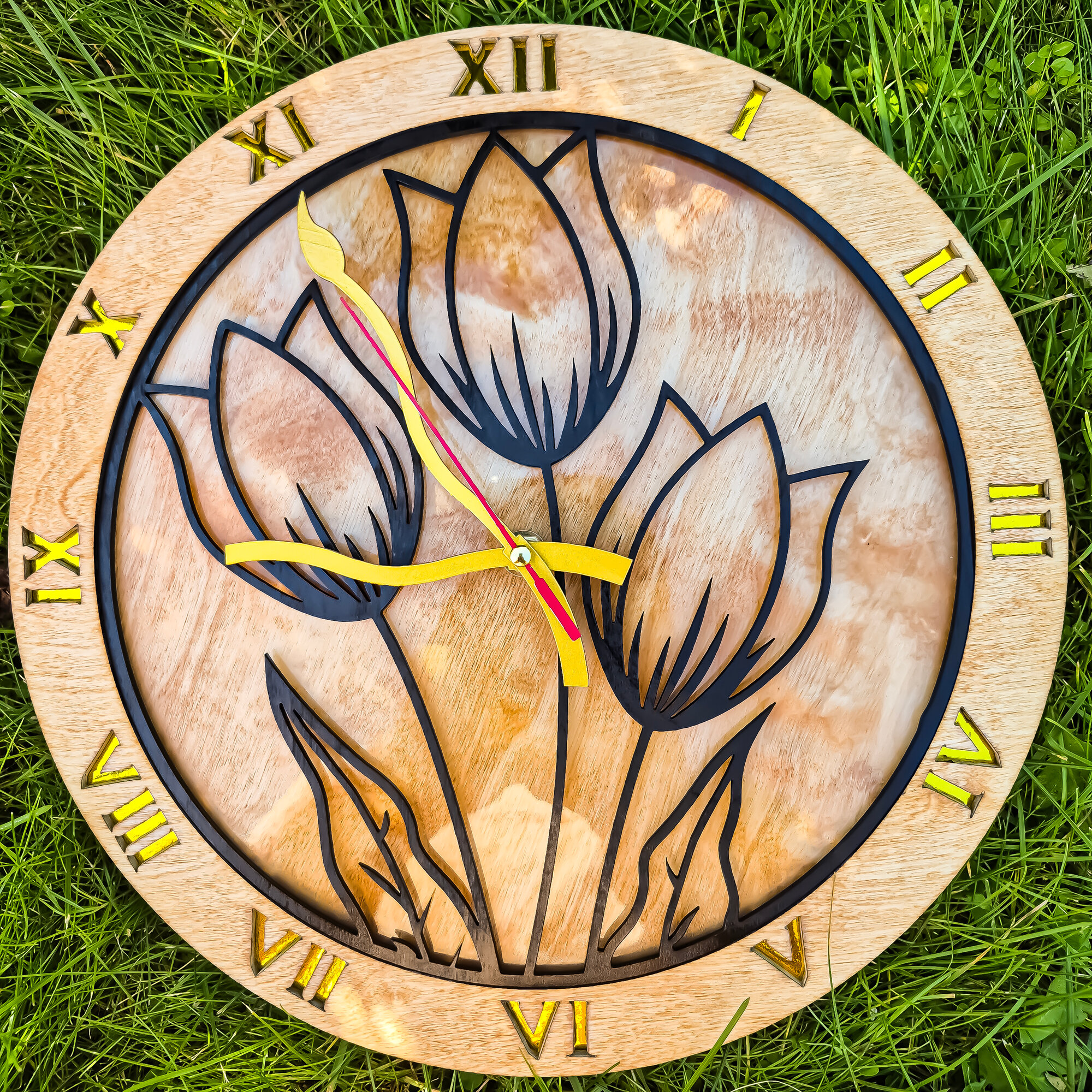 Часы настенные диаметром 30 см, дерево эпоксидная смола, ручная работа.