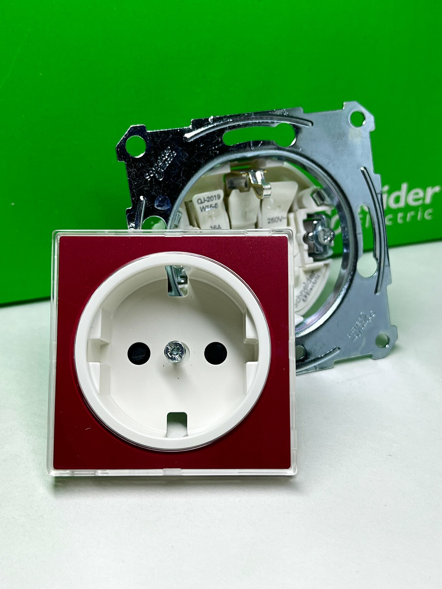 Розетка Schneider Electric "Schuko" Merten M-Creativ с защитными шторками, MTN2300-3500