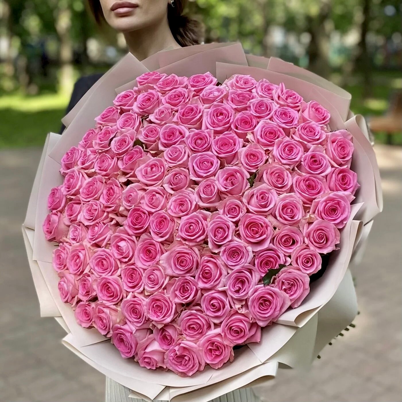 Большой букет из розовых роз 97 шт, в молочной упаковке, красивый букет