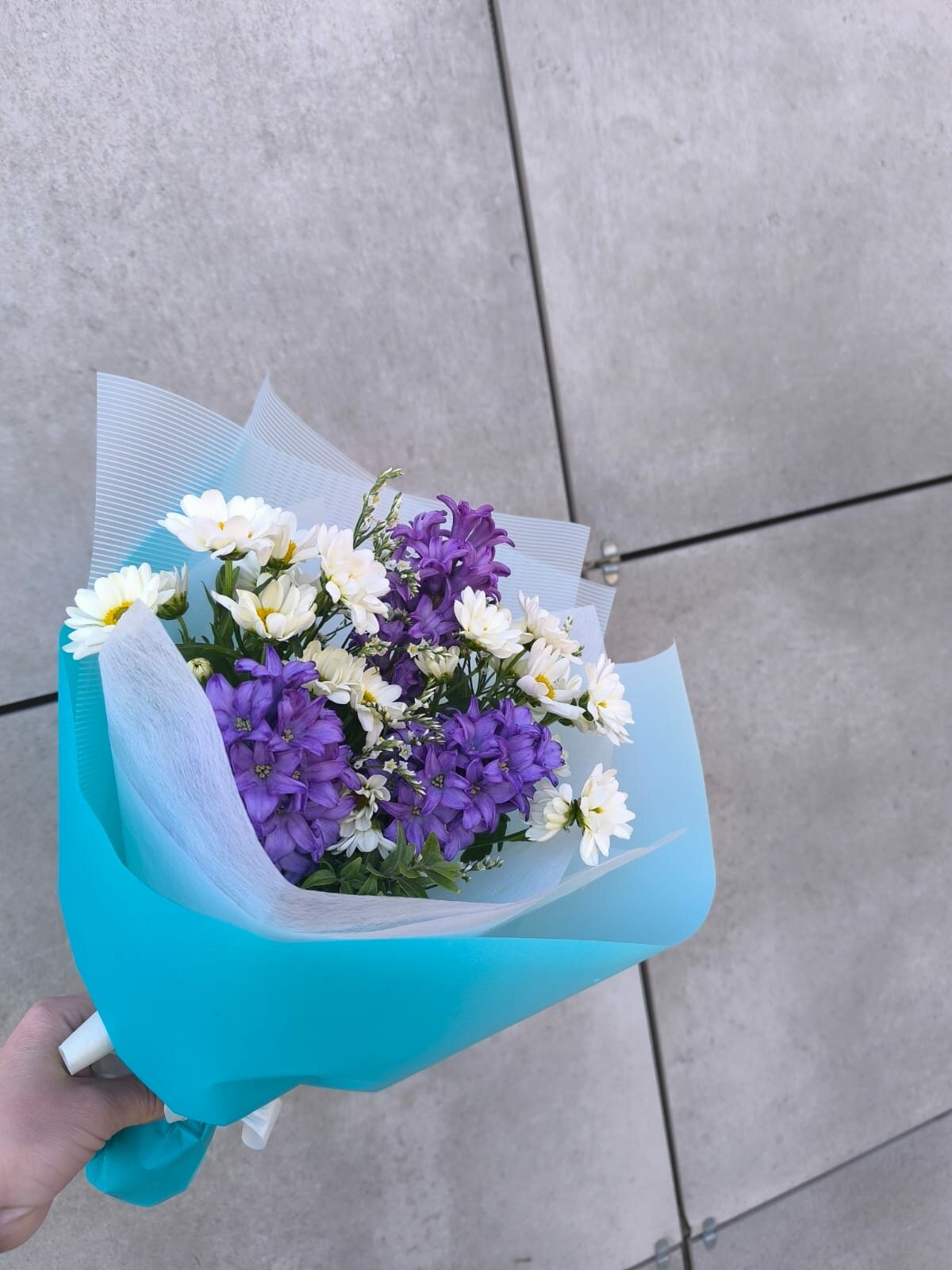 Букет с геоцинтами, сантини, лимониумом