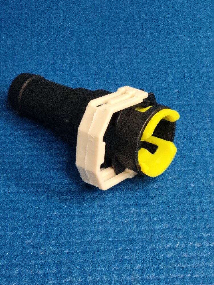 Штуцер системы отопления Mazda