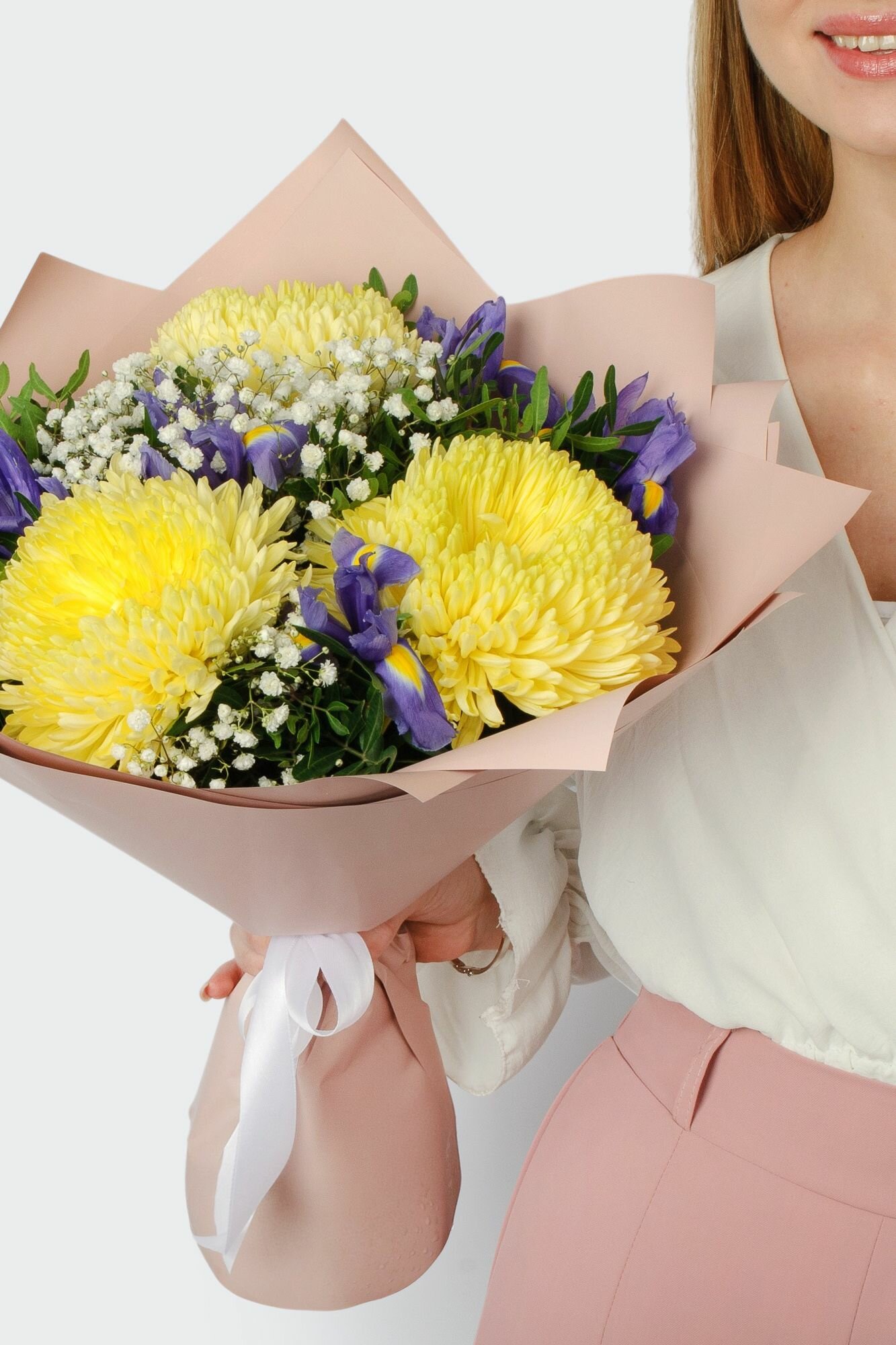 Букет СоюзЦветТорг "Солнечный акцент", ирисы, хризантемы, лентиско, гипсофилы, 40 см