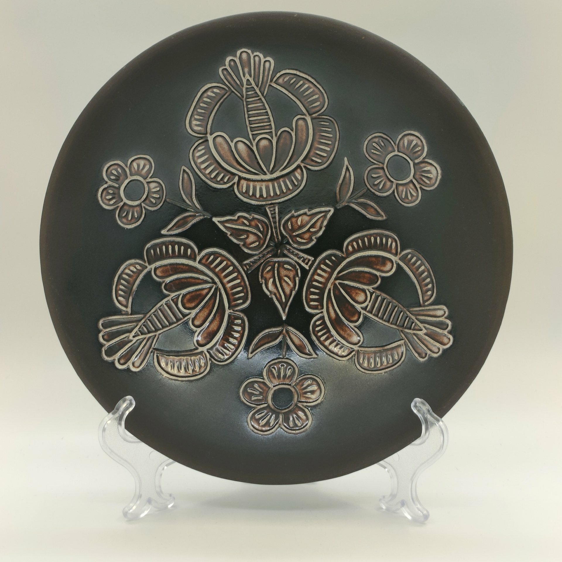 Сервировочное блюдо с рельефным цветочным декором, керамика, глазурь, Европа