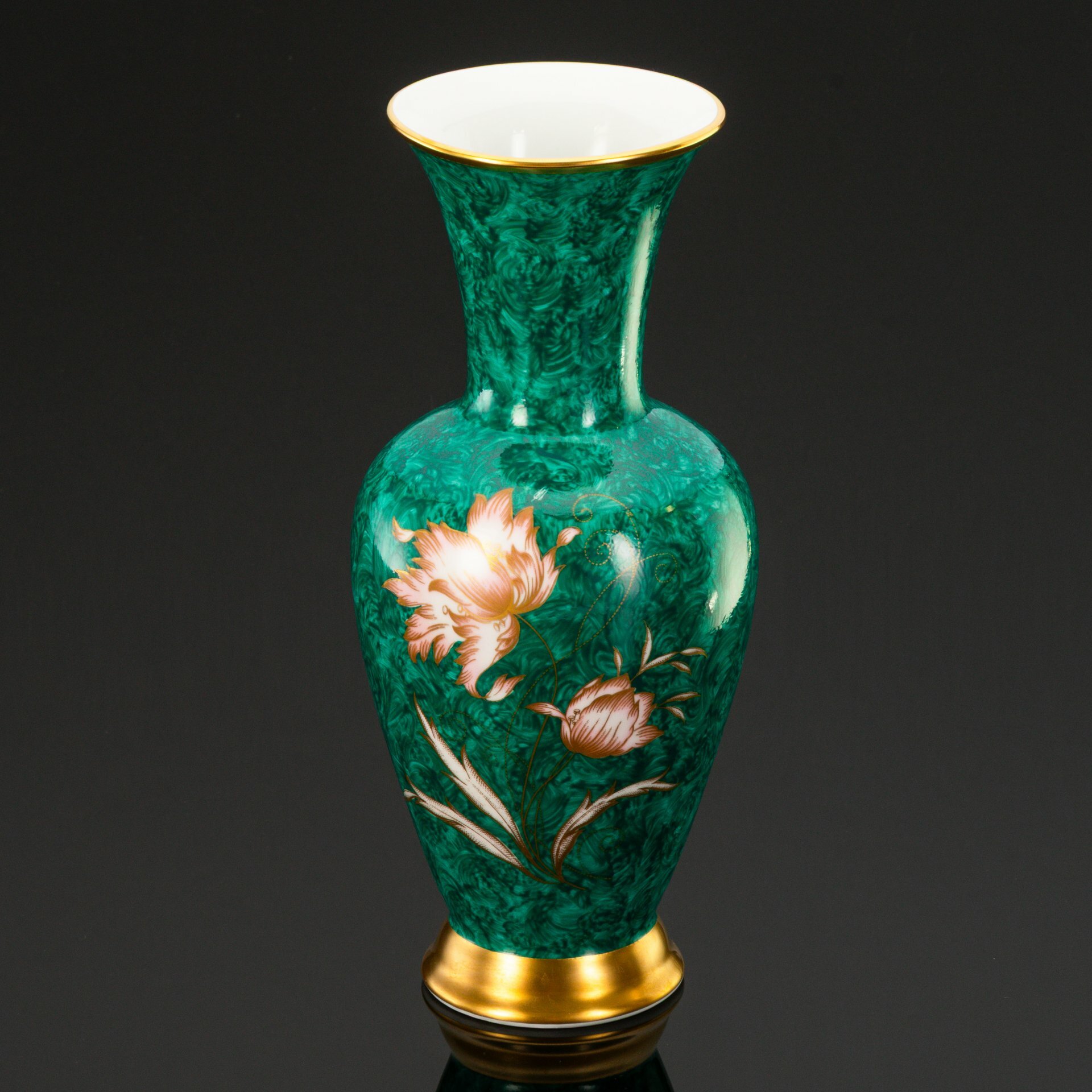 Ваза для цветов малахитового оттенка, украшенная цветочным декором