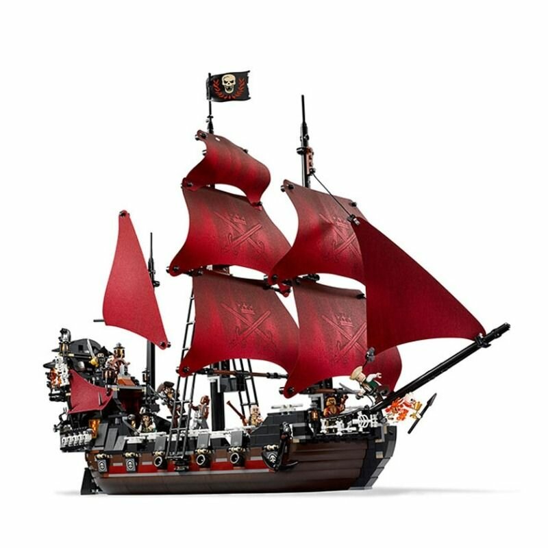 Конструктор Пираты карибского моря месть королевы Анны 1097 деталей / Игровой набор корабль с подвижными элементами и командой фрегата / Пластиковый конструктор для детей и взрослых от 14 лет