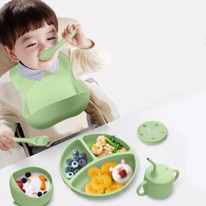 Набор посуды для детей силиконовой: секционная тарелка менажница на присосках, миска для супа и каши, поильник детский с трубочкой, ложка, вилка, крышка для прогулок, нагрудник слюнявчик