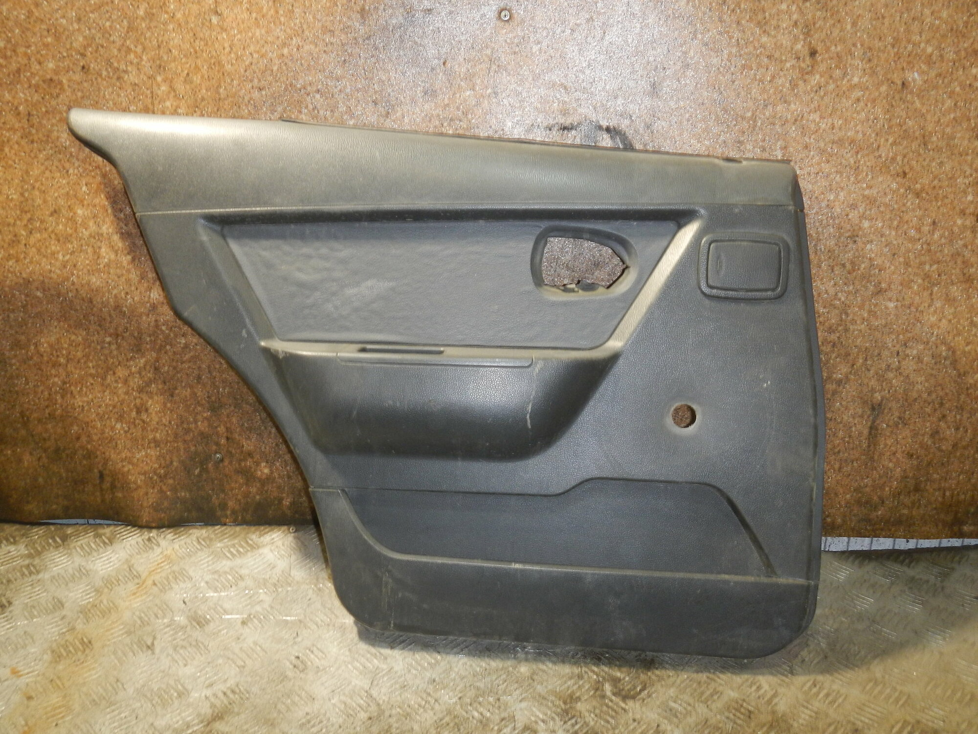 Б/У Обшивка двери задней левой, Daewoo (Дэу)-NEXIA (07-16) DAEWOO NEXIA (07-16) Задиры, царапины. 611816 GENERAL MOTORS ...