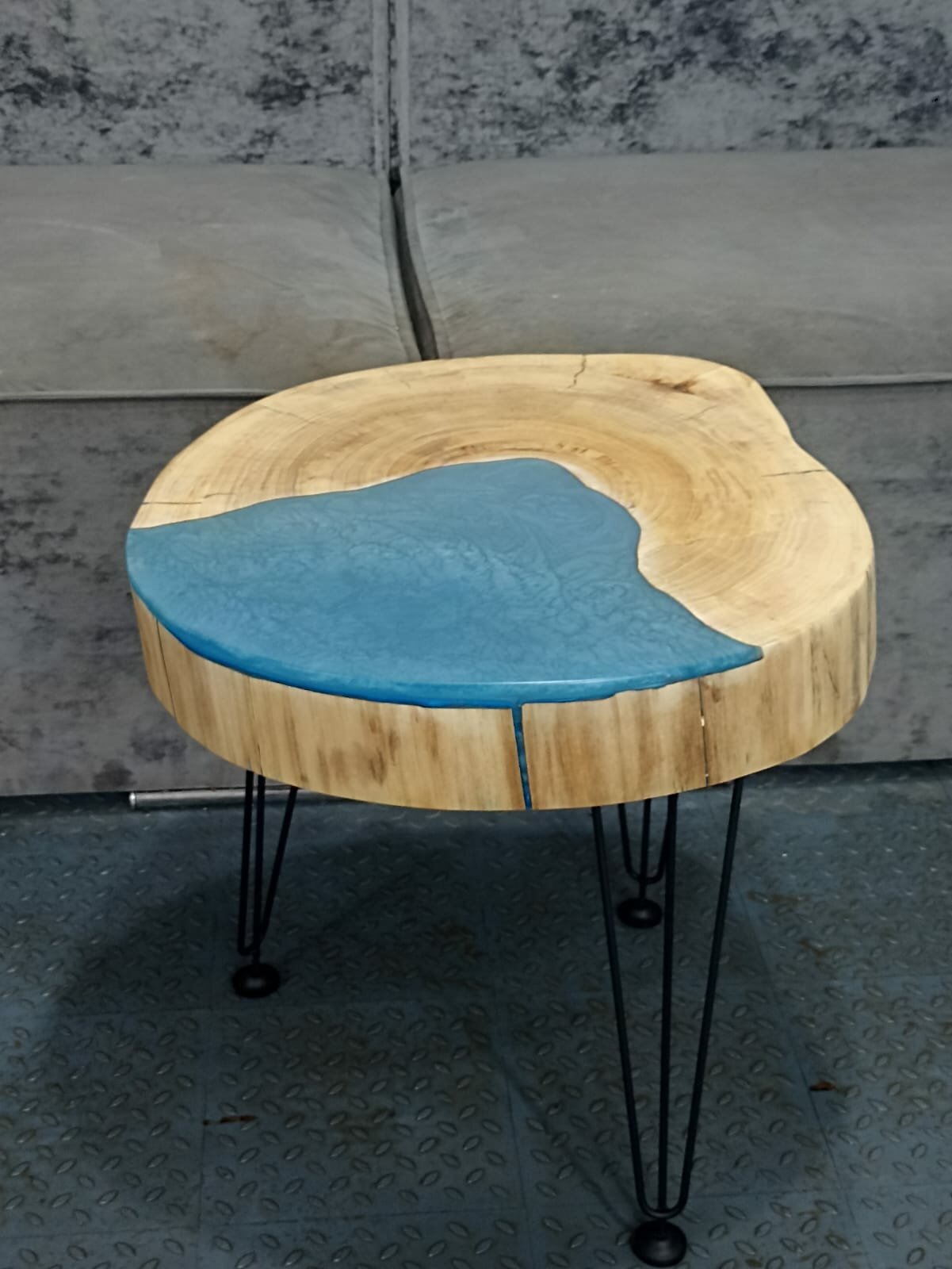 Журнальный стол из эпоксидной смолы и слэба карагача 59x52x45