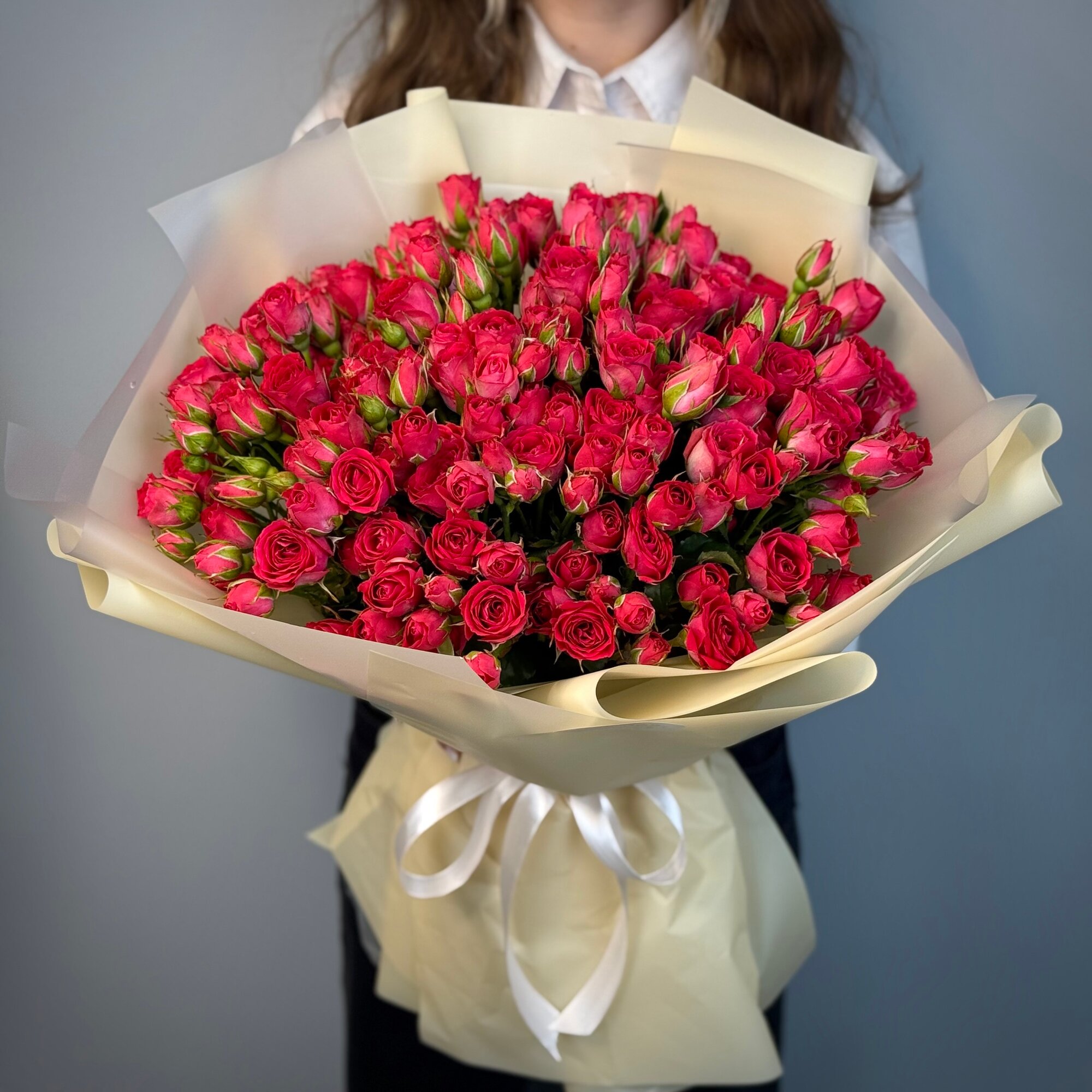 Букет из 31 кустовых ярко малиновых роз в стильной упаковке. «365 Поводов» - живые цветы с доставкой