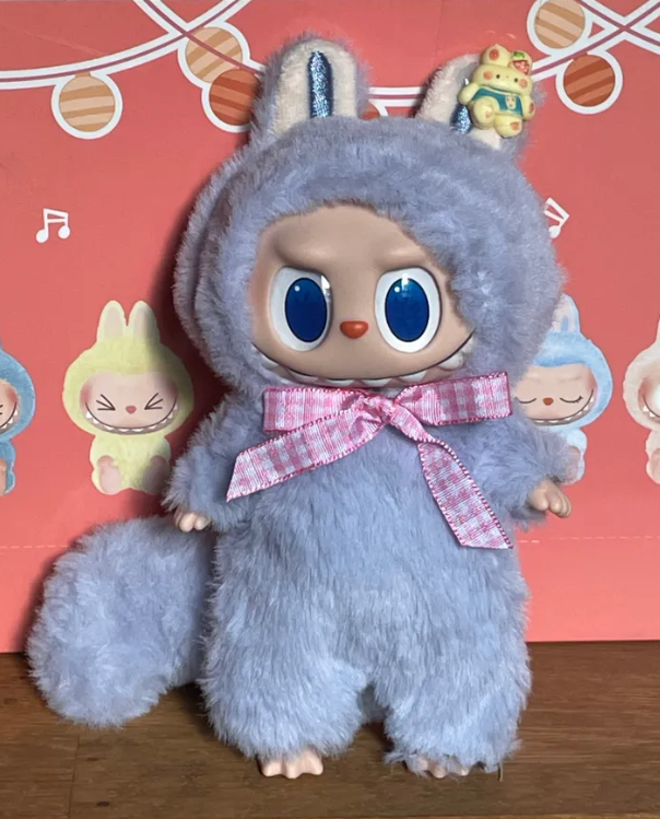 Лабубу игрушка в одежде брелок Labubu The Monsters 17 см АК148 сиреневый