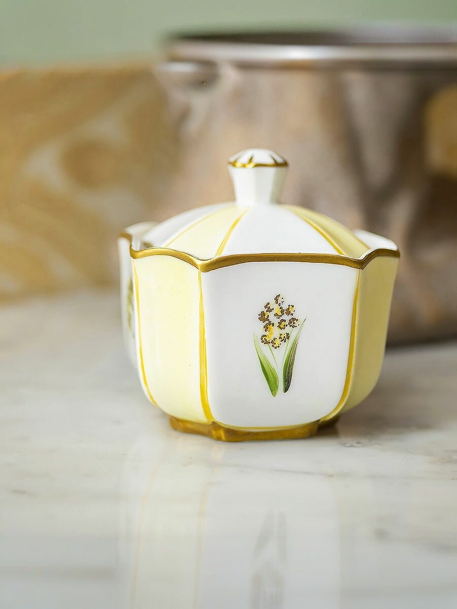 Шкатулка фарфор "Ландыши", ручная роспись, классическая, универсальная, жёсткая, 8х7 см